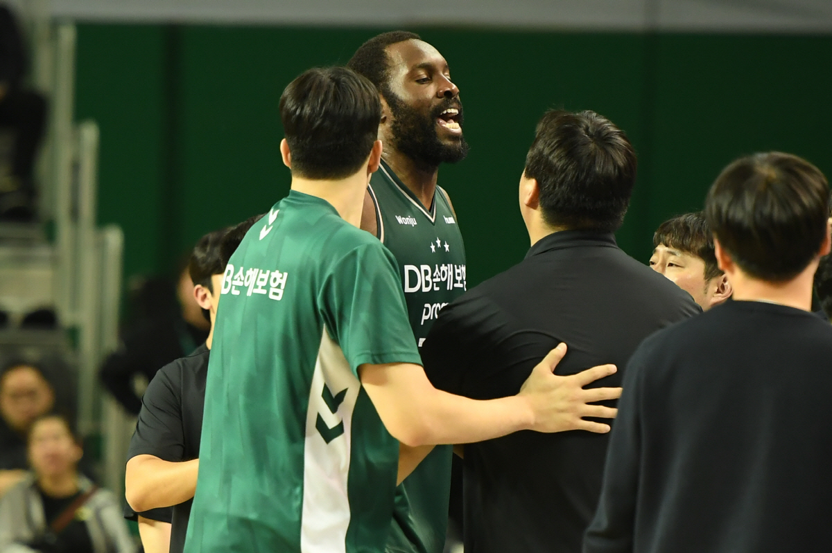 DB-SK전 흔들린 판정기준. KBL 측 "김영현 김시래 오누아쿠 파울, 모두 정심", DB "특정 심판 배제 공문보냈다"