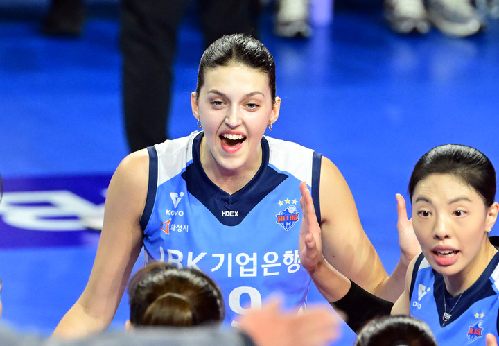 역시 럭키비키! IBK기업은행, 빅토리아 '트리플크라운' 大활약, GS칼텍스 3-1 격파 '파죽의 3연승'