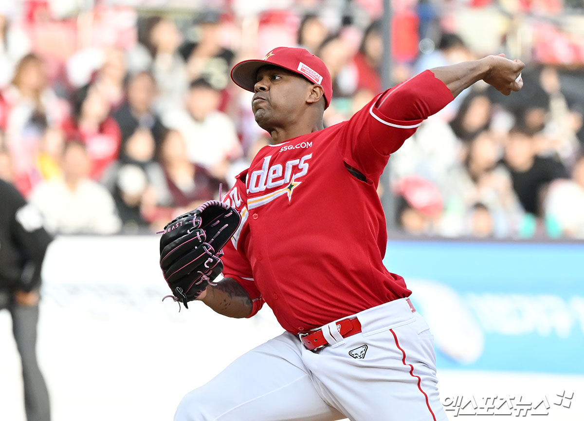 '154km 파이어볼러' 보낸다, 새 외인 찾는 SSG…"냉정하게 생각할 때, 더 좋은 선수 영입해야"