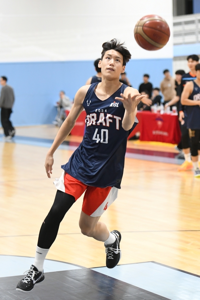 4년 만에 고졸 1순위 등장! 홍대부고 박정웅, 정관장 유니폼 입었다…박찬희·오세근·문성곤과 어깨 나란히 [KBL 드래프트]