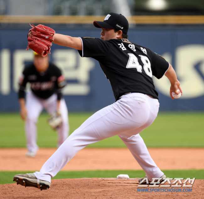 'FA 40억 허경민 보낸' 두산, '상무 예정' 투수 택했다…KT 보상선수로 김영현 지명 "선택지 중 가장 좋은 자원" [공식발표]