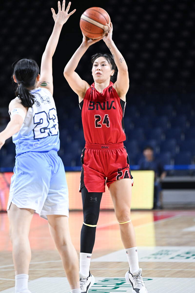 [BK 리뷰] '상처 뿐인 승리' BNK, 접전 끝에 신한은행에 승리... 개막 6연승 '질주'