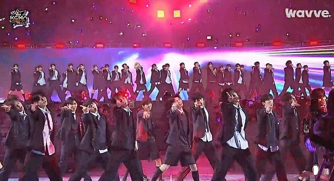 ‘프로젝트7’ 70人 KGMA 찢었다 강렬 첫인상