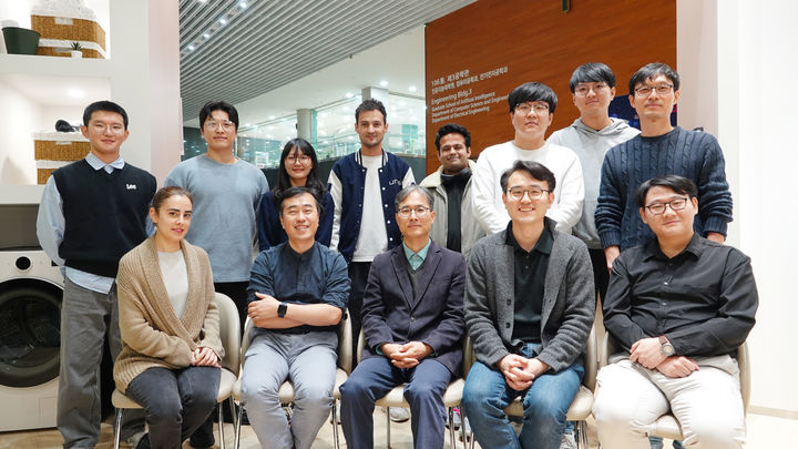 UNIST 고령층 돌봄서비스 로봇 '래미'…CES서 혁신상