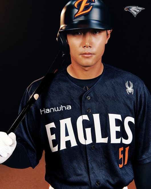 '이럴 수가' 한화 새 유니폼 모델이었는데…장진혁이 빠져나갈 줄이야, 보상선수로 KT행 왜?