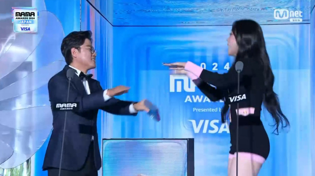 나영석PD X 이영지, 아이브 '팬스초이스' 시상…"너무 의미있어" [2024 MAMA]