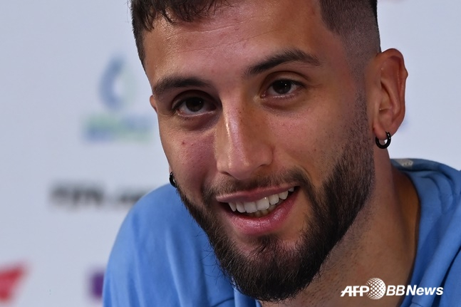 벤탄쿠르, 동료 향해 물병 던져 '피 철철'+벤치에 발길질+손흥민 인종차별... 토트넘 감독, 이래도 '인성'이 좋아?