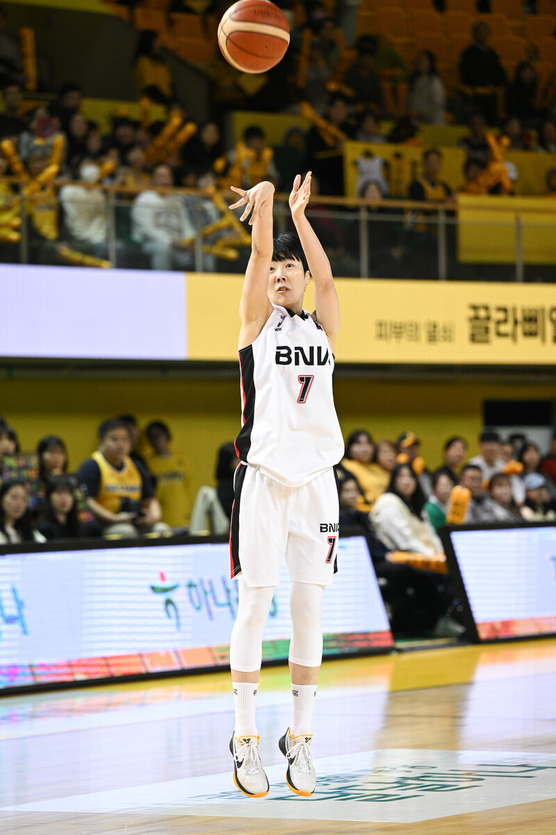 [BK 리뷰] '김소니아, 박혜진 더블더블' BNK, KB스타즈에 접전 끝 승리... 1위 사수
