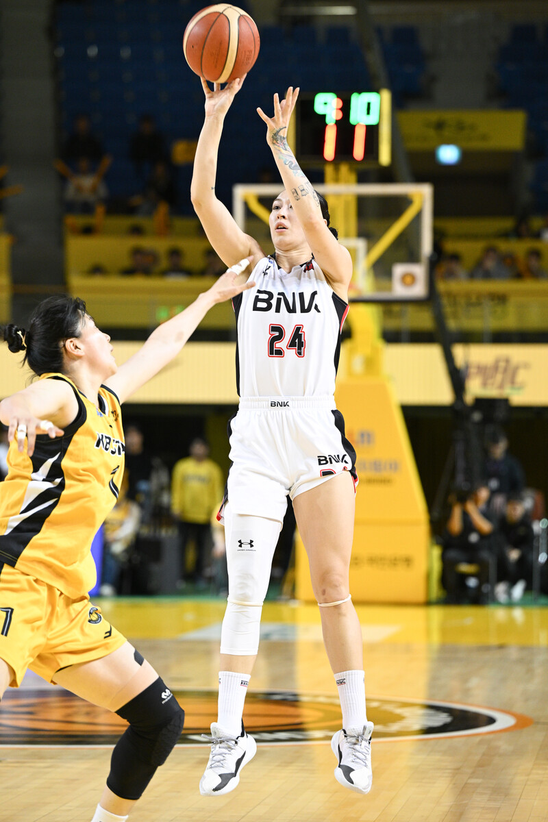 [BK 리뷰] '김소니아, 박혜진 더블더블' BNK, KB스타즈에 접전 끝 승리... 1위 사수