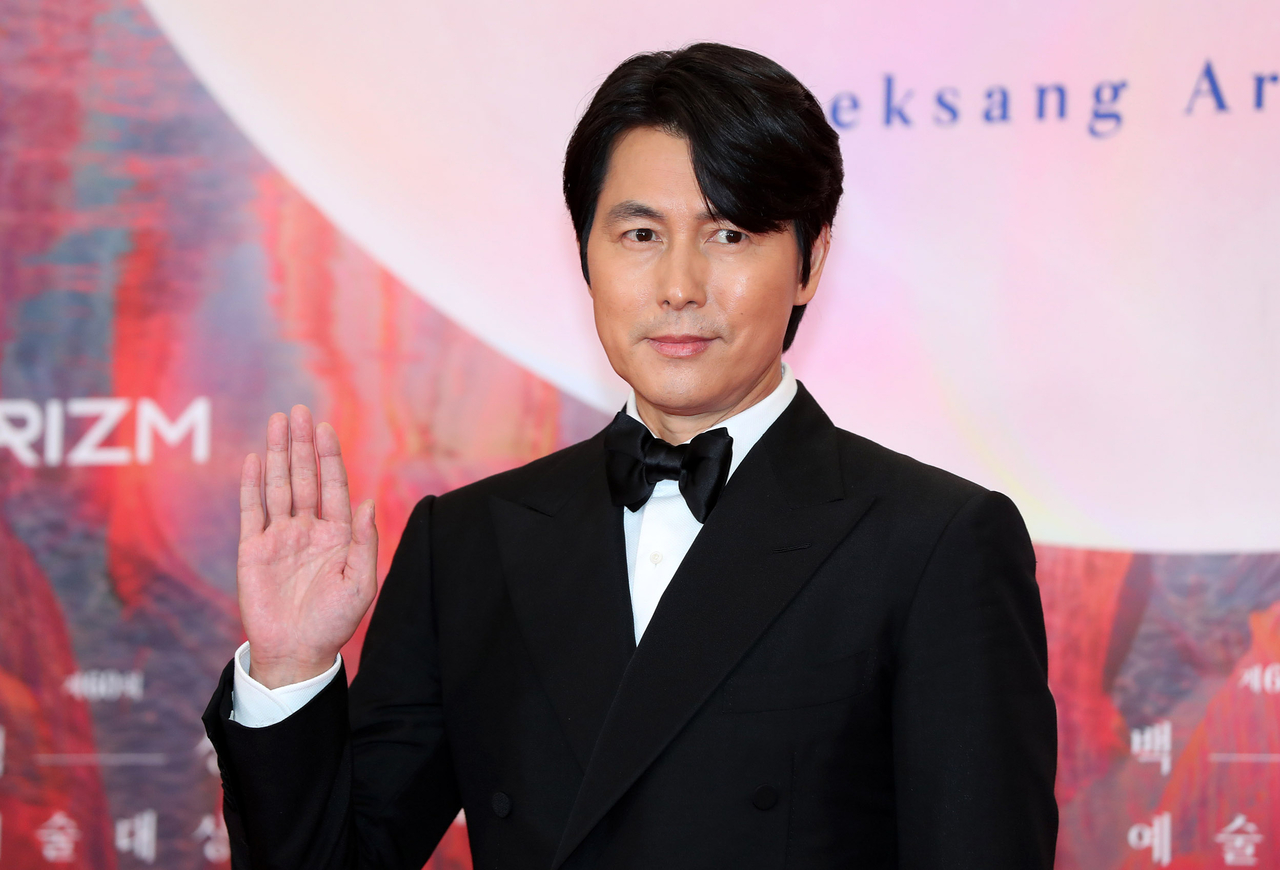 아빠 된 정우성 비연예인과 스킨십 사진도 유출…혼외자·열애설 이어 ‘시끌