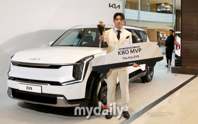 “EV3는 누나가 탐을 내서…” KIA 김도영 가족 애기에 울컥, MVP 소감의 비밀, 두 누나+부모가 주는 힘[MD잠실]