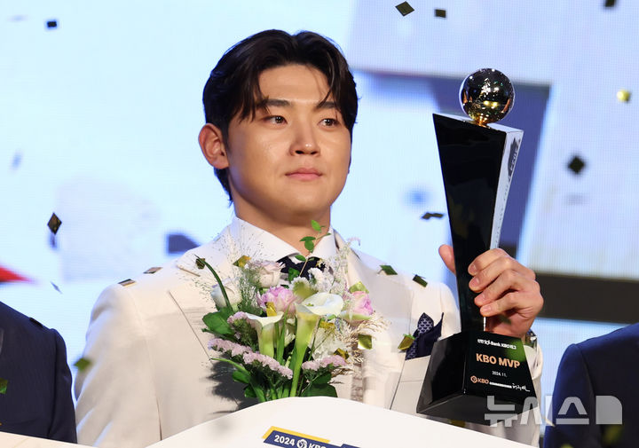 KIA 김도영, 2024시즌 KBO리그 MVP 영예…신인상은 김택연(종합)