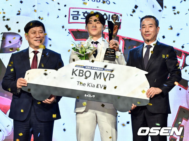 “몇 표 부족했나요?” 김도영도 아쉬워한 만장일치 MVP 실패, 슈퍼스타의 다음 목표가 생겼다 [KBO 시상식]