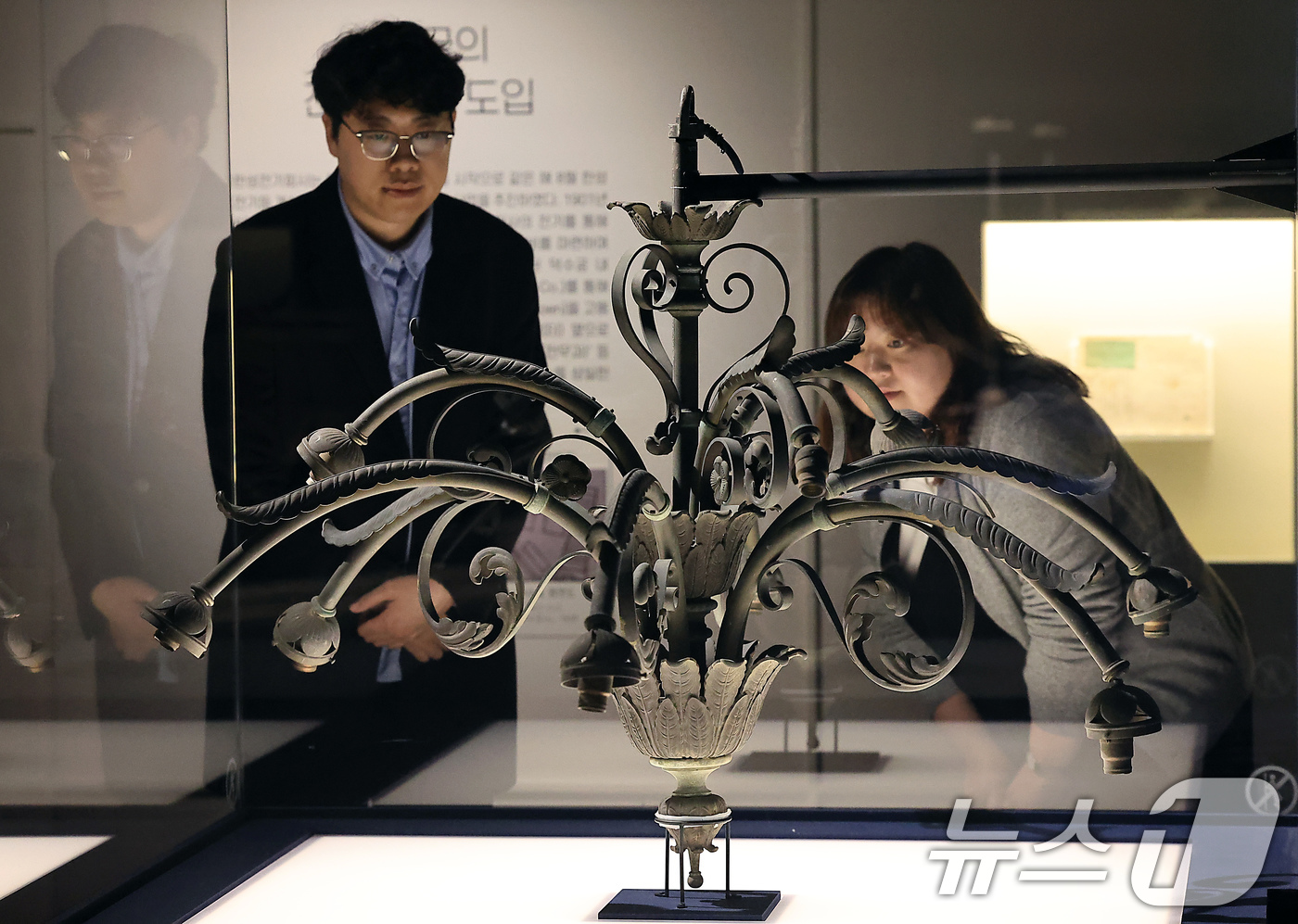이화문 장식등 100년만에 제자리로…모던라이트 대한제국 황실 조명展