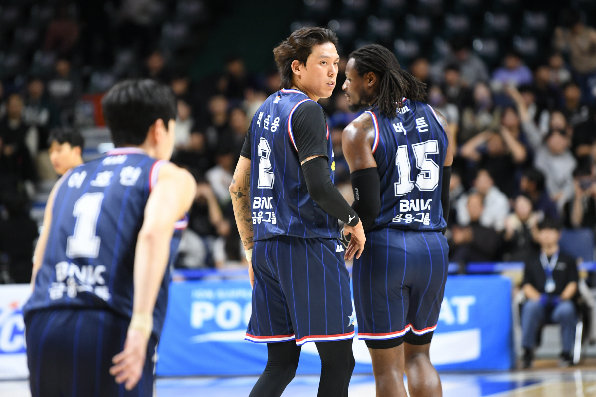 [현장분석] 천금같은 '4점 짜리' 버튼 블록슛+허 웅 결승 3점포. 완전체 결합한 KCC, 난적 현대모비스에 3점 차 진땀승. KCC의 경기력 변화 포인트는?