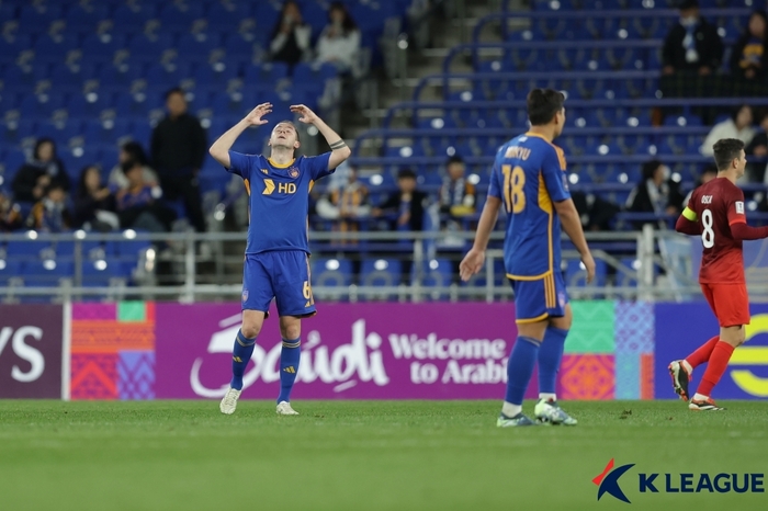 K리그1 최강팀의 참담한 ‘굴욕’···울산, 수적 우위에도 상하이에 1-3 완패, ACLE ‘5전 전패’