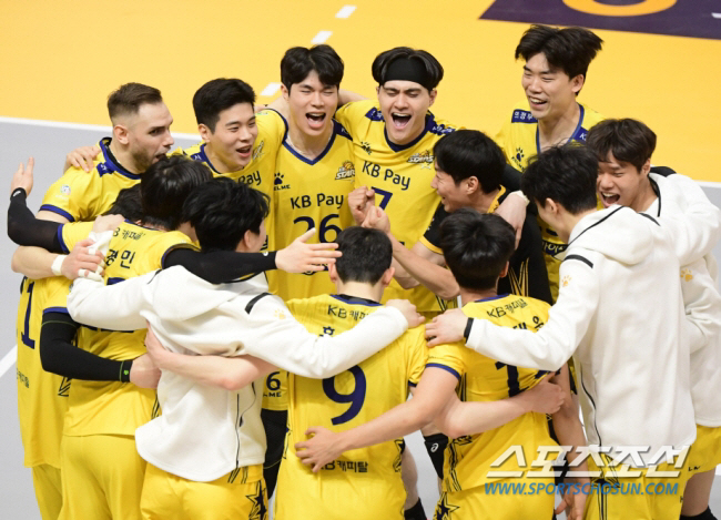 "폭설로 지붕이 무너질수도" 프로팀 홈구장이 '붕괴 위험'이라니…'떠돌이'된 KB, 손해는 돈이 문제가 아니다[SC포커스]