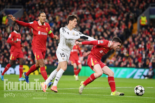 'PL+UCL 1위' 리버풀 팬들 행복사! 15년 만에 레알 2-0 격파→“아르네 슬롯~” 감독 응원가 떼창