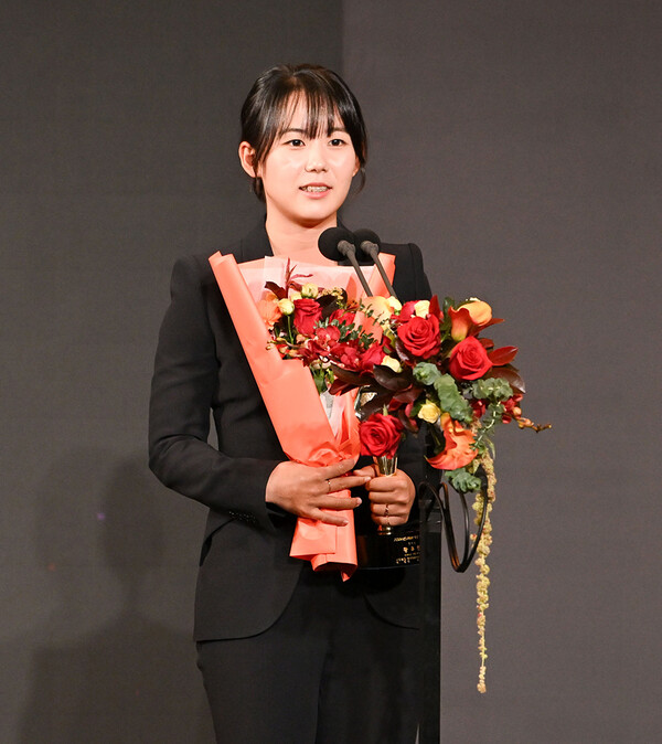 인기상 수상 소감을 전하는 황유민 프로 [KLPGA 대상 시상식]