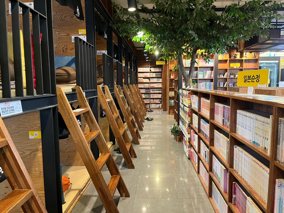 [Weekender] Comic book cafes: Korea's nostalgic escape for all ages