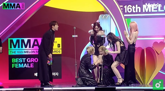 엄지윤, 에스파에 무릎까지 꿇었다 "사죄의 말씀" [MMA2024]