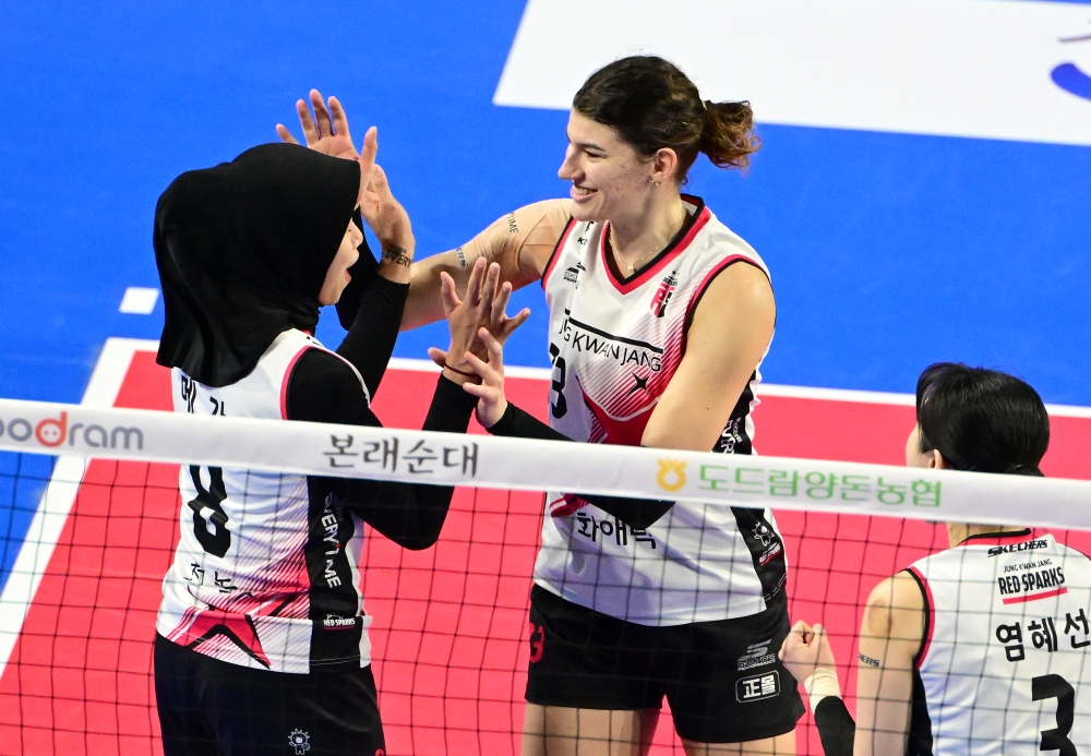 '45점 합작' 메가+부키리치 쌍포 폭발!…정관장, IBK기업은행 7연승 저지