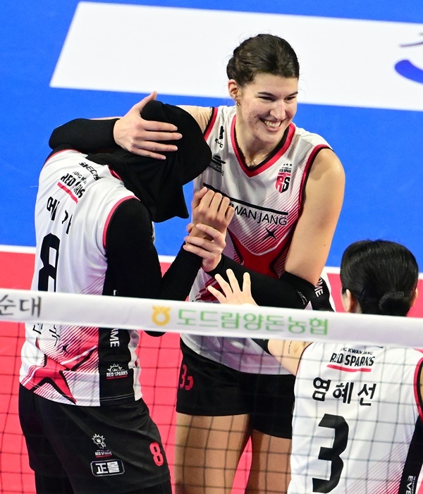 메가-부키리치 쌍포 45점 폭발, 홀로 싸운 우크라이나 특급 압도했다…정관장 상위권 추격 시동, IBK 7연승 실패 (종합)