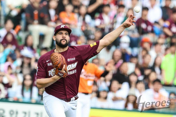 [오피셜] 키움이 놓아준 'QS 머신' KBO리그 남는다...KT, 헤이수스와 총액 100만 달러 계약