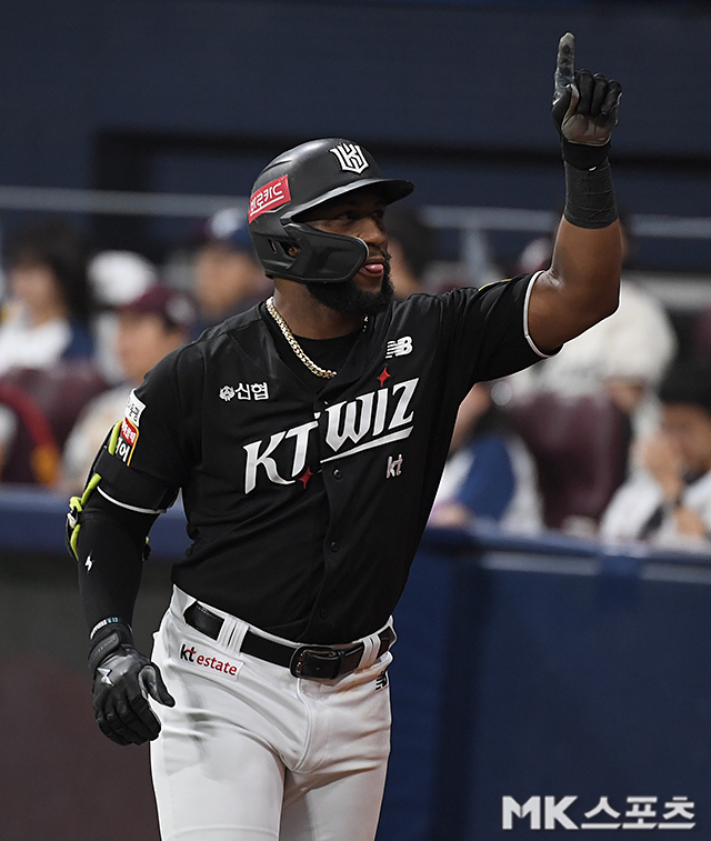 12억→25억 연봉 대박 터졌다! 괴물 MVP, KT와 재계약 체결…쿠에바스-로하스-헤이수스 특급 외인 트리오 구성 [공식발표]