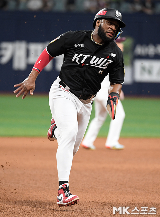 12억→25억 연봉 대박 터졌다! 괴물 MVP, KT와 재계약 체결…쿠에바스-로하스-헤이수스 특급 외인 트리오 구성 [공식발표]