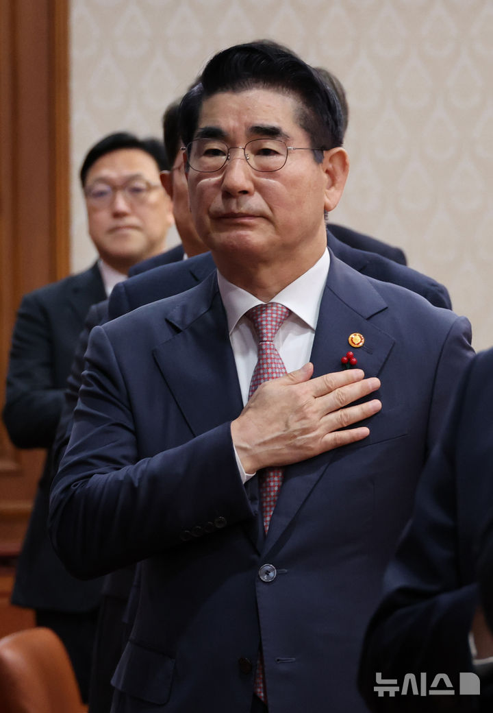 국민의례하는 김용현 국방부 장관
