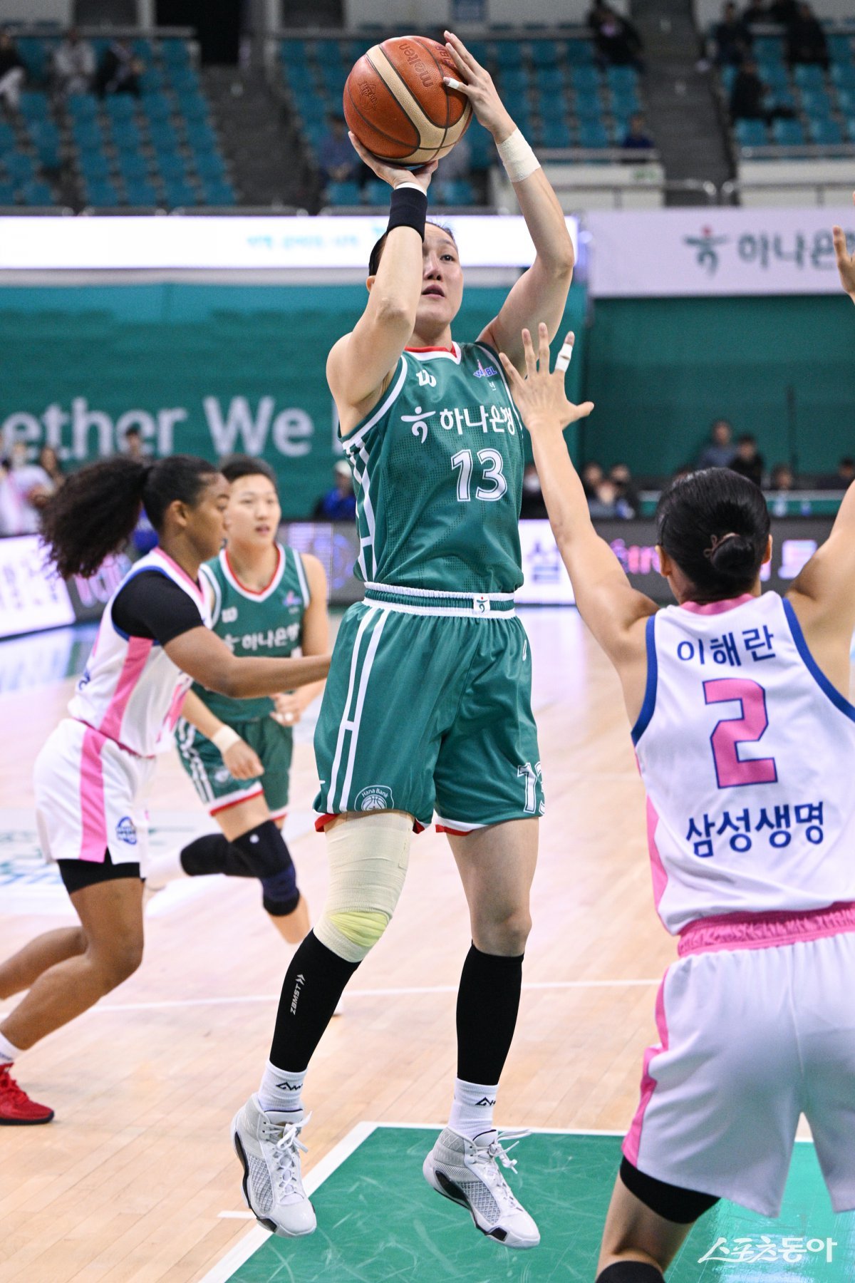 WKBL 통산 최다 8147점 하나은행 김정은, ‘레전드 오브 레전드’로!