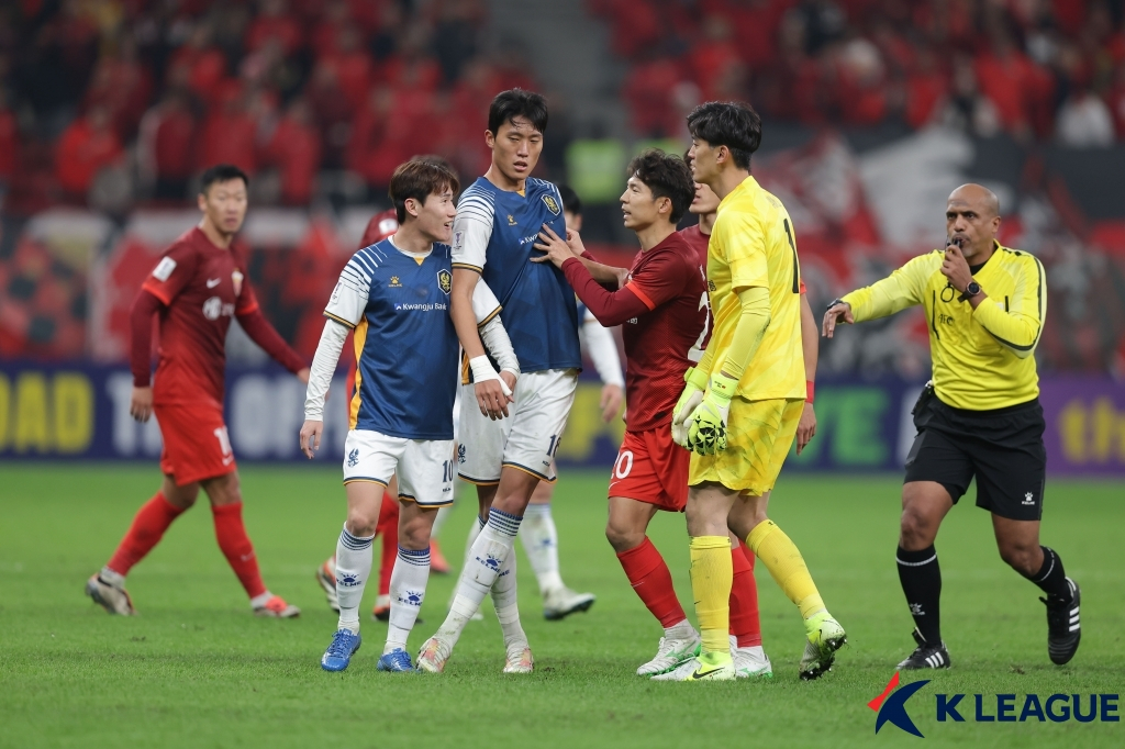 '이정효 극대로' 中 충격의 폭력축구... 광주, 상하이 원정서 아쉬운 1-1 무승부 'ACLE 2위 유지'