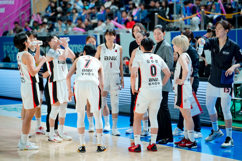 [BK 프리뷰] 단독 1위 원하는 BNK와 공동 1위 노리는 우리은행, 부산에서 3R 맞대결