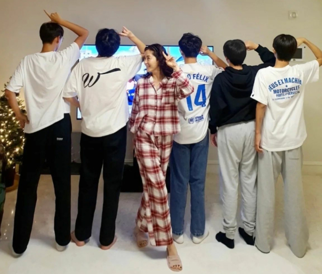 '설경구♥' 송윤아, 184cm·中2 아들 깜짝 공개 "너무 이쁘다"