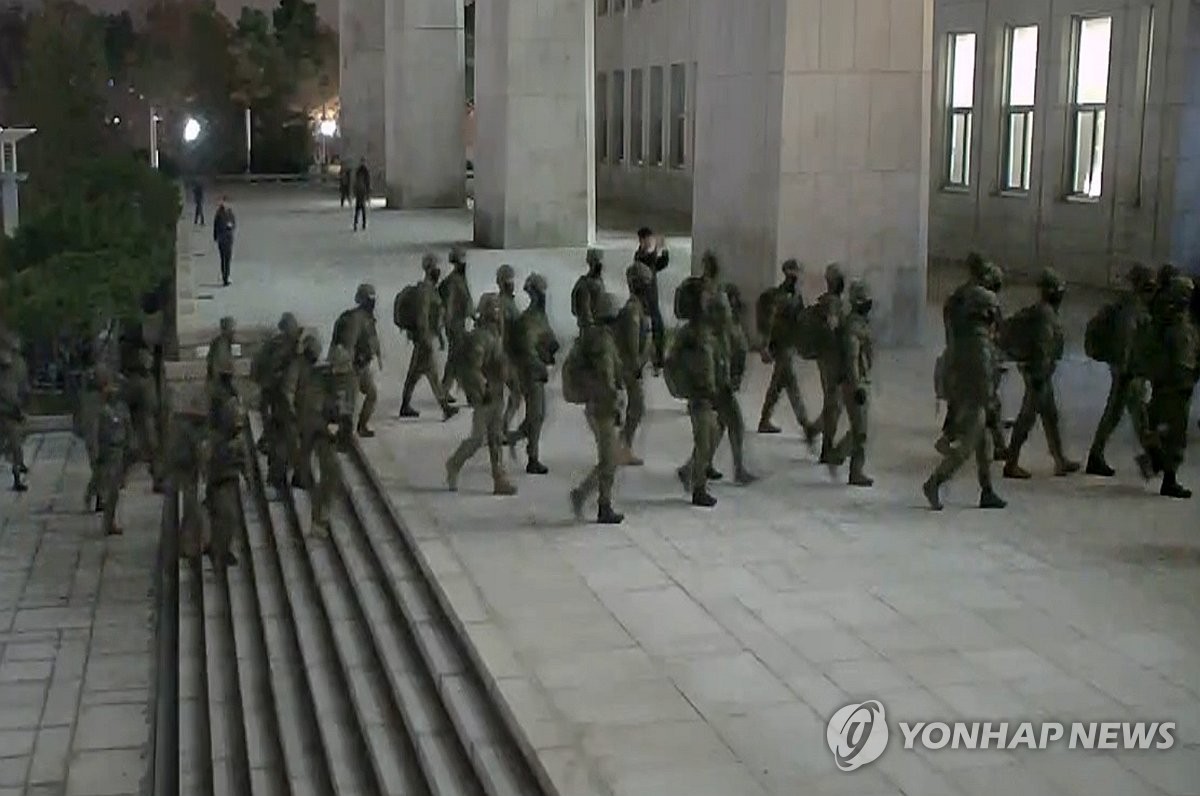 국회사무처가 공개한 계엄군 영상