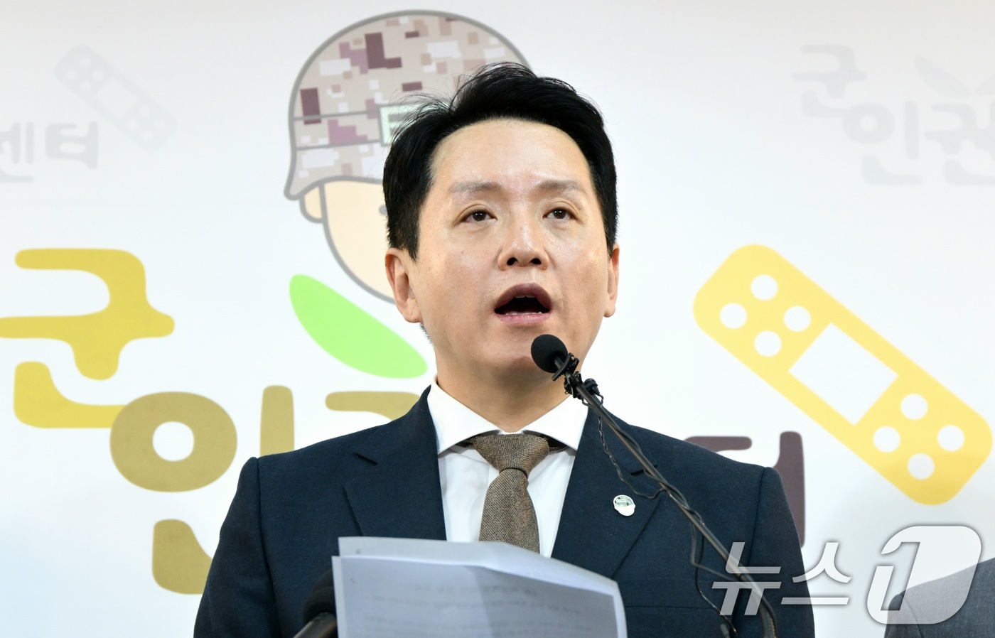 계엄 관련 기자회견 하는 임태훈 군인권센터 소장