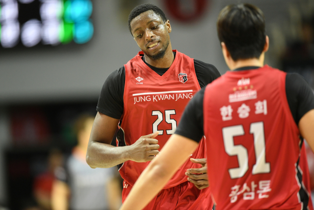 '끈질긴 추격' 뿌리친 SK, 정관장 꺾고 8연승 행진...'김소니아 20득점' BNK 썸, KB스타즈에 19점 차 대승