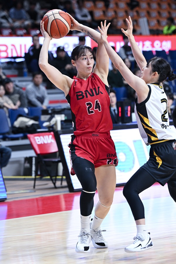 '김소니아+사키 35점 합작' BNK, KB에 72-53 대승