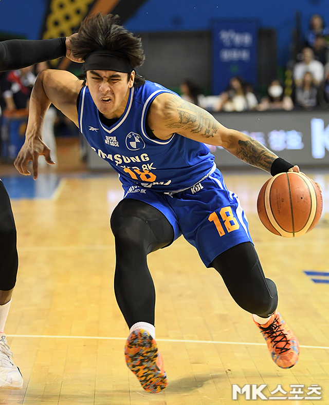 홈 KCC전 61-78 완패... ‘자책한 차민석’ 감싼 김효범 감독 “결과는 내 잘못” [MK인터뷰]