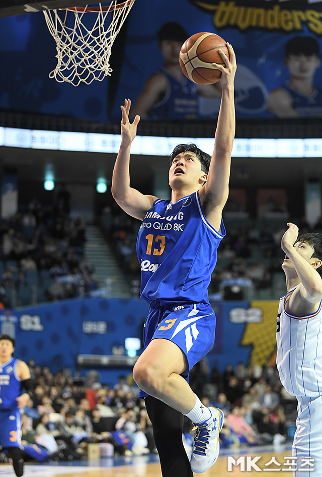 홈 KCC전 61-78 완패... ‘자책한 차민석’ 감싼 김효범 감독 “결과는 내 잘못” [MK인터뷰]