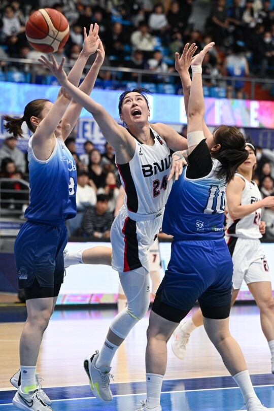 [BK 리뷰] ‘김소니아 4Q 맹폭’ BNK, 신한은행 격파 … 시즌 두 번째 3연승