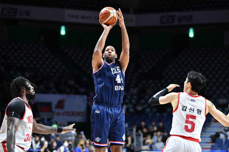 [BK 리뷰] '최준용 커리어 하이' KCC, SK 10연승 저지... 5할 승률은 '덤'