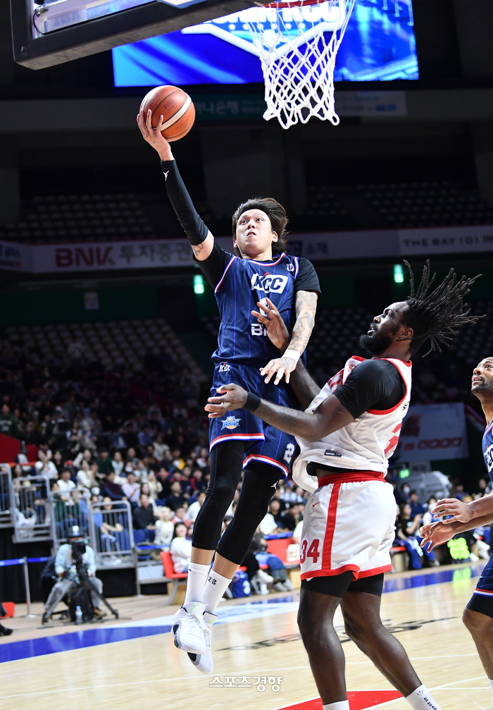 KCC 최준용, 쏘면 들어가는 날···42득점 폭발시키며 SK 10연승 저지[스경X현장]