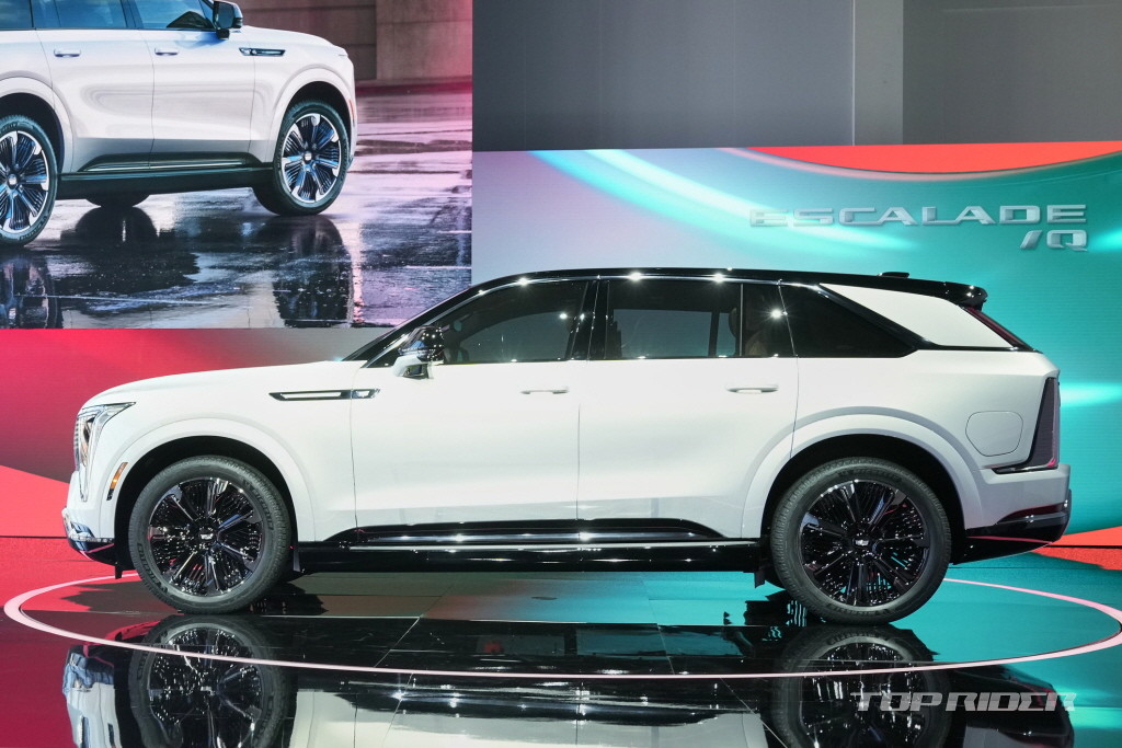에스컬레이드 전기차 740km 주행, 내연기관보다 4천만원 비싸 | 탑라이더