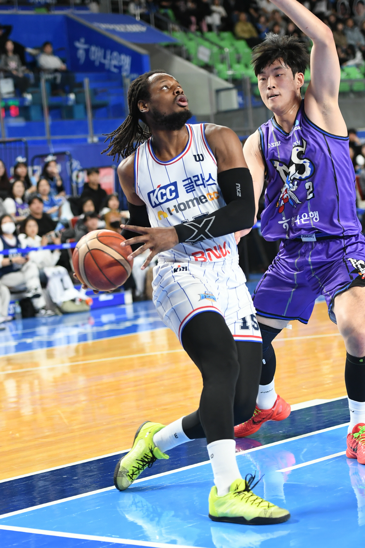 '문책성 제외'→'반성모드' 버튼 '커리어 하이' 46점 날자 KCC 웃었다, 한국가스공사 100-78 완파