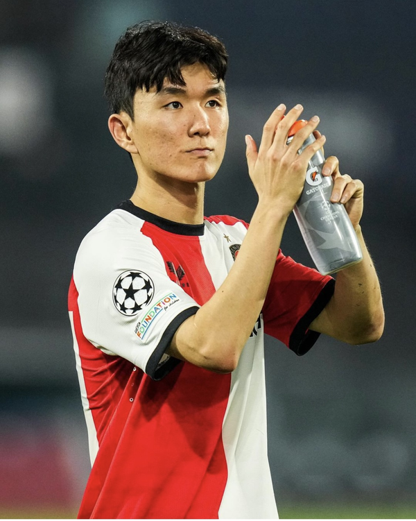 [ucl.review] '축구도사' 황인범 75분 맹활약! 페예노르트, 프라하에 4-2 승리...16강 희망↑