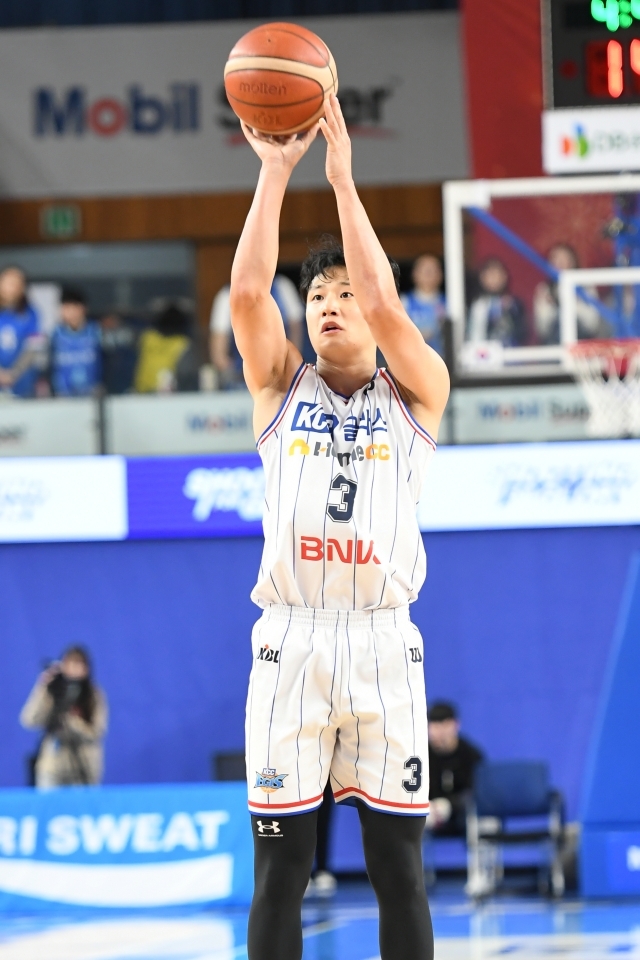 ‘왕이 돌아왔다’ 버튼 46점 대폭발! KCC, KOGAS에 22점차 대승…현대모비스, DB에 접전 끝 승리 [KBL]