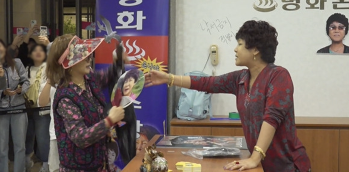 뽀글이 가발 5일장 패션 이명화로 완벽 변신 랄랄 팝업스토어 현장