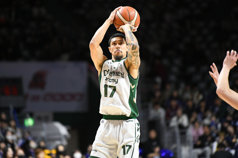 [BK 리뷰] '인사이드 우위' DB, KCC와 접전 끝 승리... 단독 6위 올라